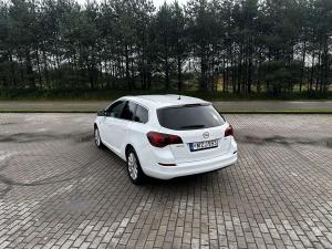 White Opel Astra 2011 in Taurage, with an engine capacity of 1.70 L and mileage of 330 thousand km for 2450 €, photo 5 on AUTOMOTO.COM.LV