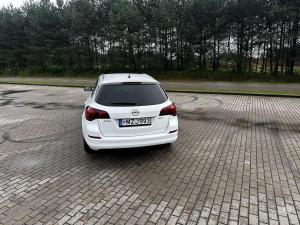 White Opel Astra 2011 in Taurage, with an engine capacity of 1.70 L and mileage of 330 thousand km for 2450 €, photo 6 on AUTOMOTO.COM.LV