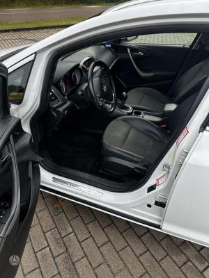 White Opel Astra 2011 in Taurage, with an engine capacity of 1.70 L and mileage of 330 thousand km for 2450 €, photo 7 on AUTOMOTO.COM.LV