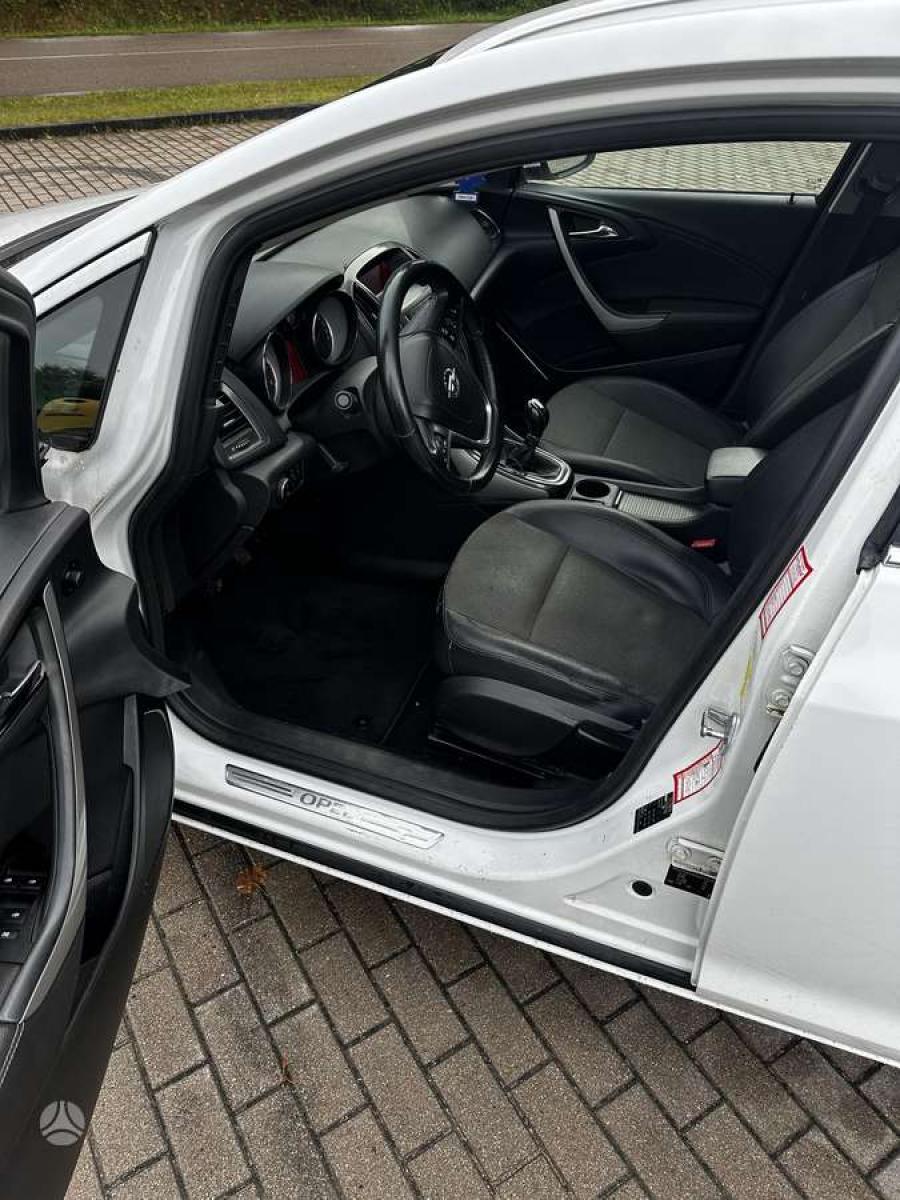 White Opel Astra 2011 in Taurage, with an engine capacity of 1.70 L and mileage of 330 thousand km for 2450 €, photo 7 on AUTOMOTO.COM.LV