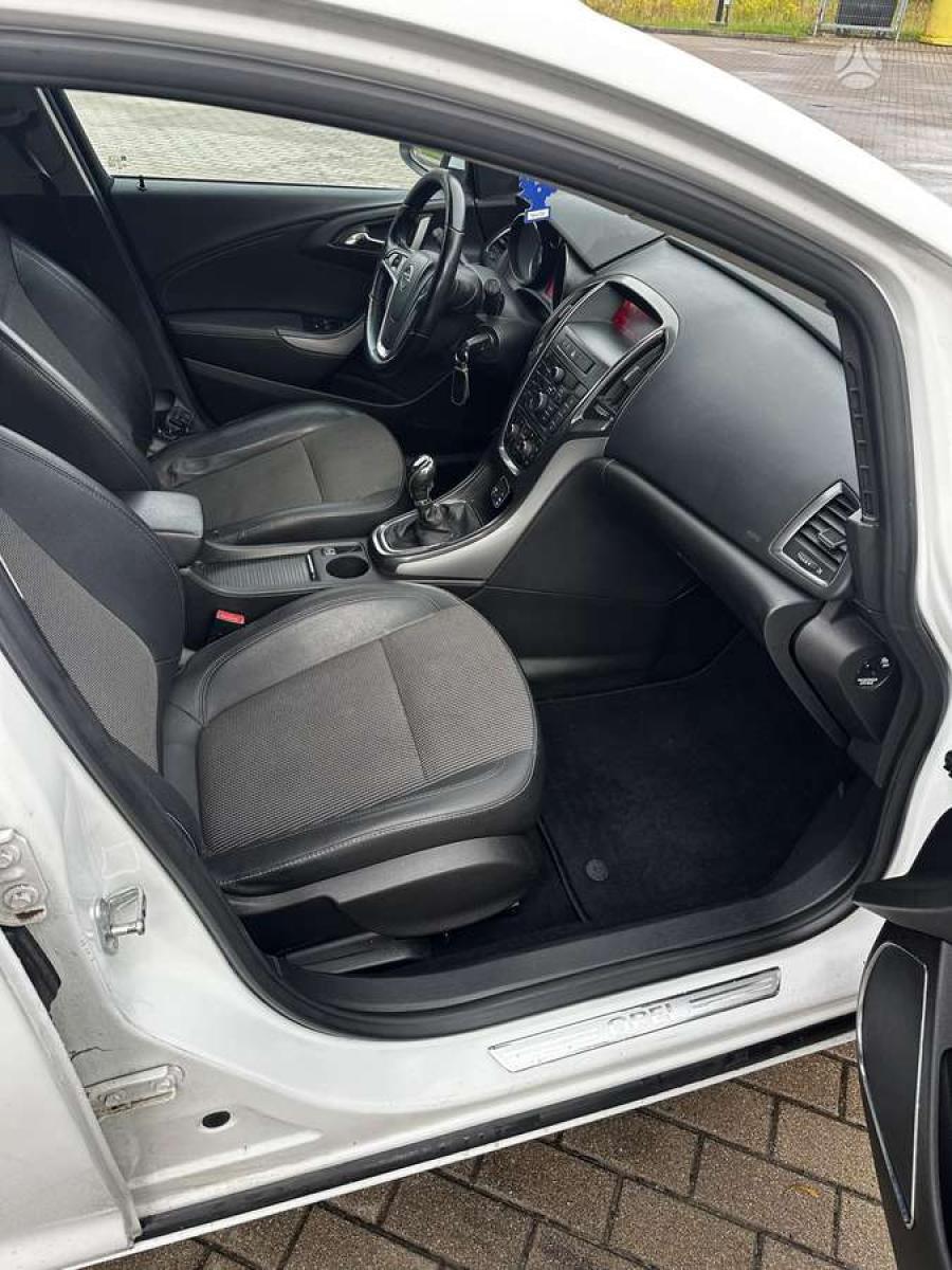 White Opel Astra 2011 in Taurage, with an engine capacity of 1.70 L and mileage of 330 thousand km for 2450 €, photo 8 on AUTOMOTO.COM.LV