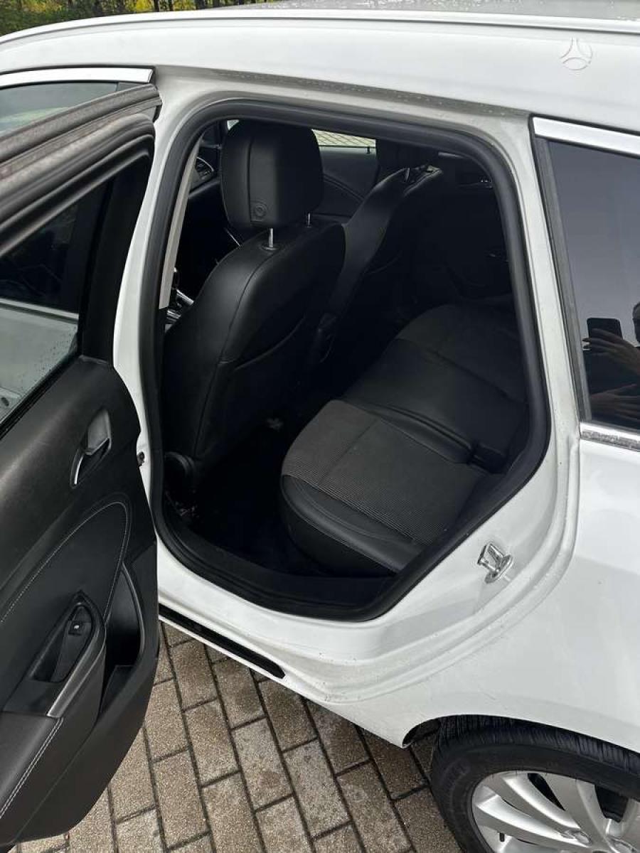 White Opel Astra 2011 in Taurage, with an engine capacity of 1.70 L and mileage of 330 thousand km for 2450 €, photo 9 on AUTOMOTO.COM.LV