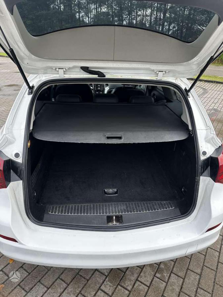 White Opel Astra 2011 in Taurage, with an engine capacity of 1.70 L and mileage of 330 thousand km for 2450 €, photo 10 on AUTOMOTO.COM.LV