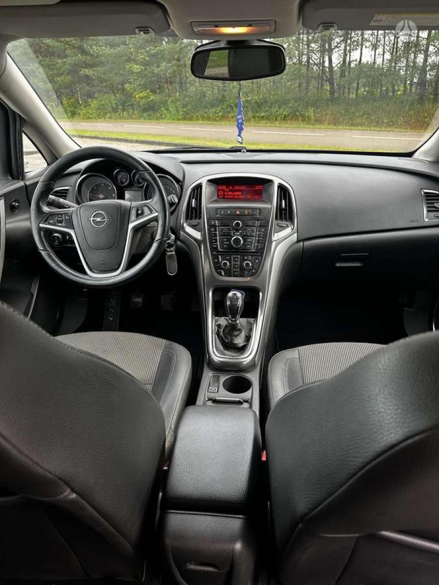 White Opel Astra 2011 in Taurage, with an engine capacity of 1.70 L and mileage of 330 thousand km for 2450 €, photo 11 on AUTOMOTO.COM.LV