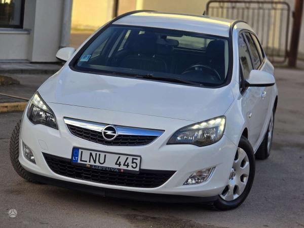 White Opel Astra 2012 in Radviliskis, with an engine capacity of 1.69 L and mileage of 285 thousand km for 2250 €, photo 1 on AUTOMOTO.COM.LV