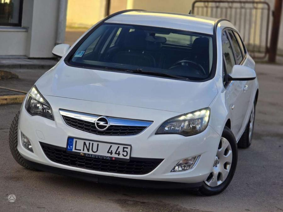 White Opel Astra 2012 in Radviliskis, with an engine capacity of 1.69 L and mileage of 285 thousand km for 2250 €, photo 1 on AUTOMOTO.COM.LV