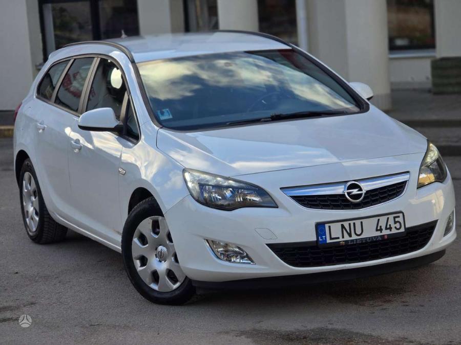 White Opel Astra 2012 in Radviliskis, with an engine capacity of 1.69 L and mileage of 285 thousand km for 2250 €, photo 2 on AUTOMOTO.COM.LV