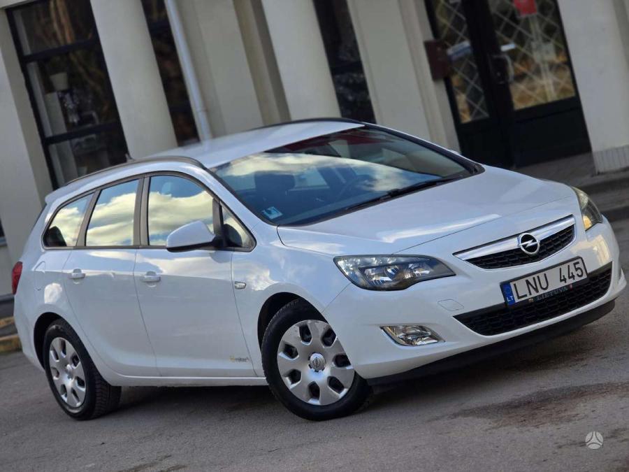 White Opel Astra 2012 in Radviliskis, with an engine capacity of 1.69 L and mileage of 285 thousand km for 2250 €, photo 3 on AUTOMOTO.COM.LV