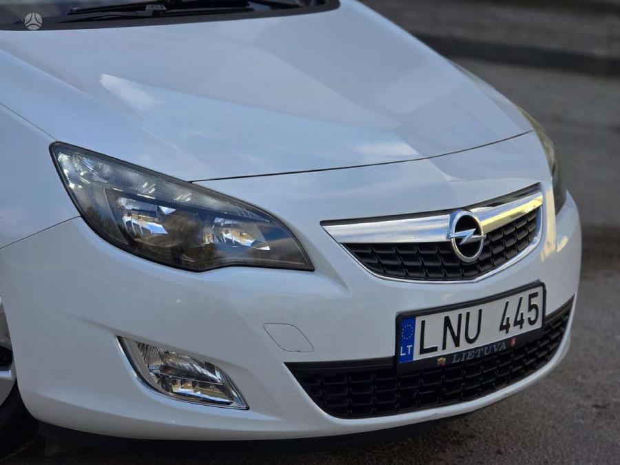 White Opel Astra 2012 in Radviliskis, with an engine capacity of 1.69 L and mileage of 285 thousand km for 2250 €, photo 4 on AUTOMOTO.COM.LV