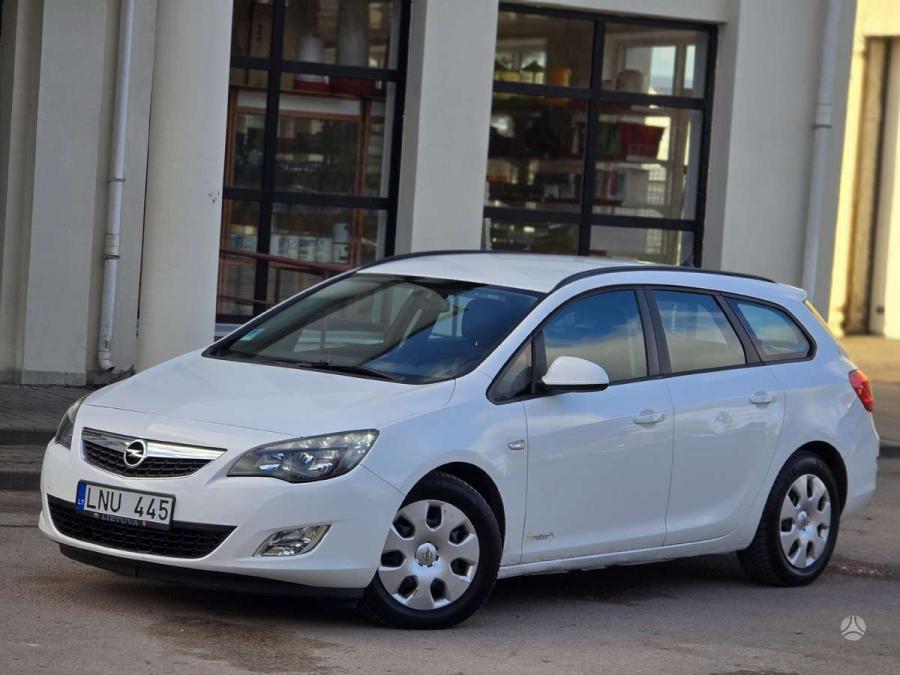 White Opel Astra 2012 in Radviliskis, with an engine capacity of 1.69 L and mileage of 285 thousand km for 2250 €, photo 6 on AUTOMOTO.COM.LV