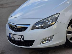 White Opel Astra 2012 in Radviliskis, with an engine capacity of 1.69 L and mileage of 285 thousand km for 2250 €, photo 7 on AUTOMOTO.COM.LV