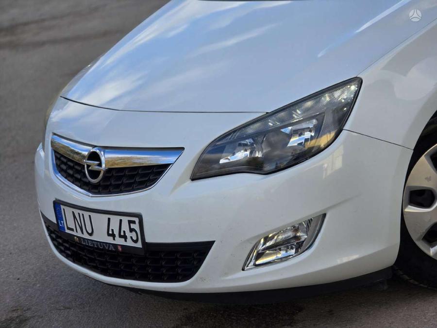 White Opel Astra 2012 in Radviliskis, with an engine capacity of 1.69 L and mileage of 285 thousand km for 2250 €, photo 7 on AUTOMOTO.COM.LV
