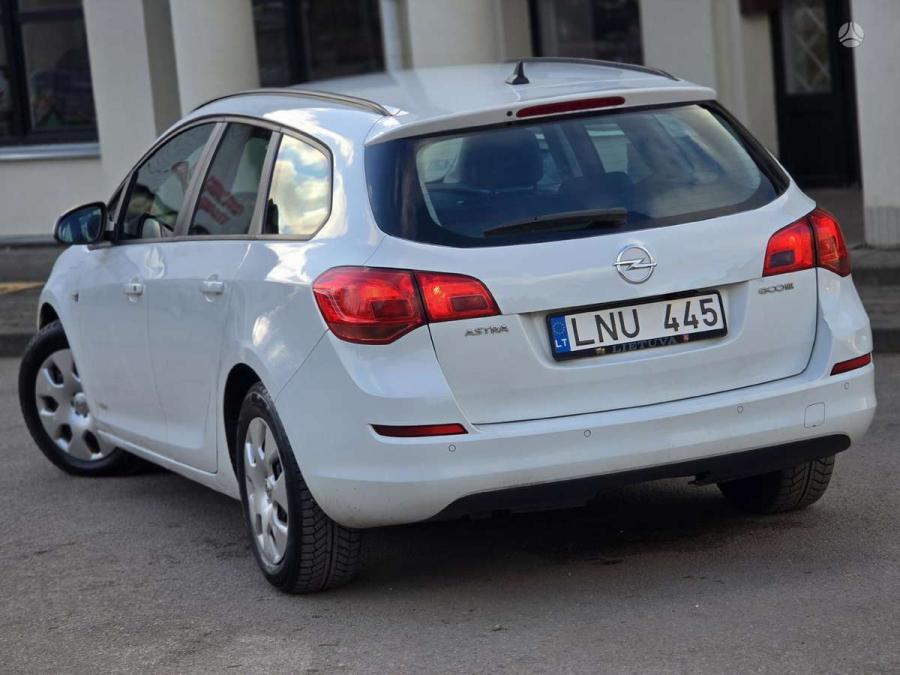 White Opel Astra 2012 in Radviliskis, with an engine capacity of 1.69 L and mileage of 285 thousand km for 2250 €, photo 8 on AUTOMOTO.COM.LV