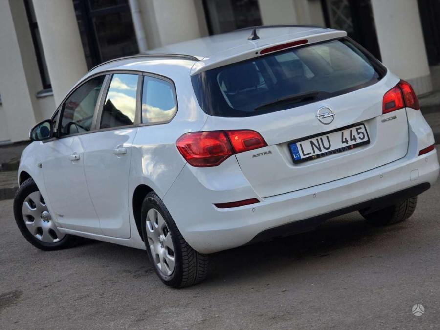 White Opel Astra 2012 in Radviliskis, with an engine capacity of 1.69 L and mileage of 285 thousand km for 2250 €, photo 9 on AUTOMOTO.COM.LV