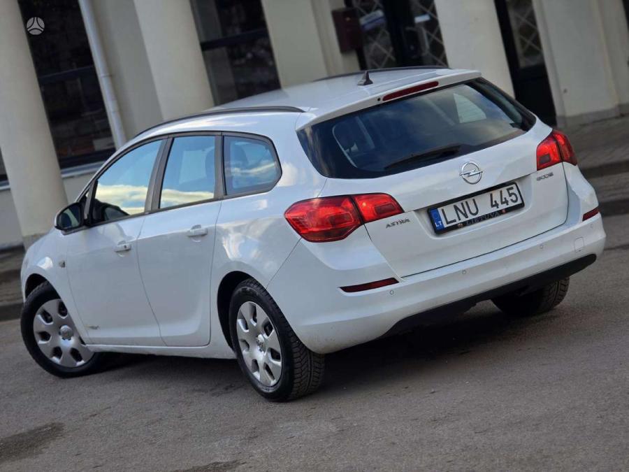 White Opel Astra 2012 in Radviliskis, with an engine capacity of 1.69 L and mileage of 285 thousand km for 2250 €, photo 10 on AUTOMOTO.COM.LV