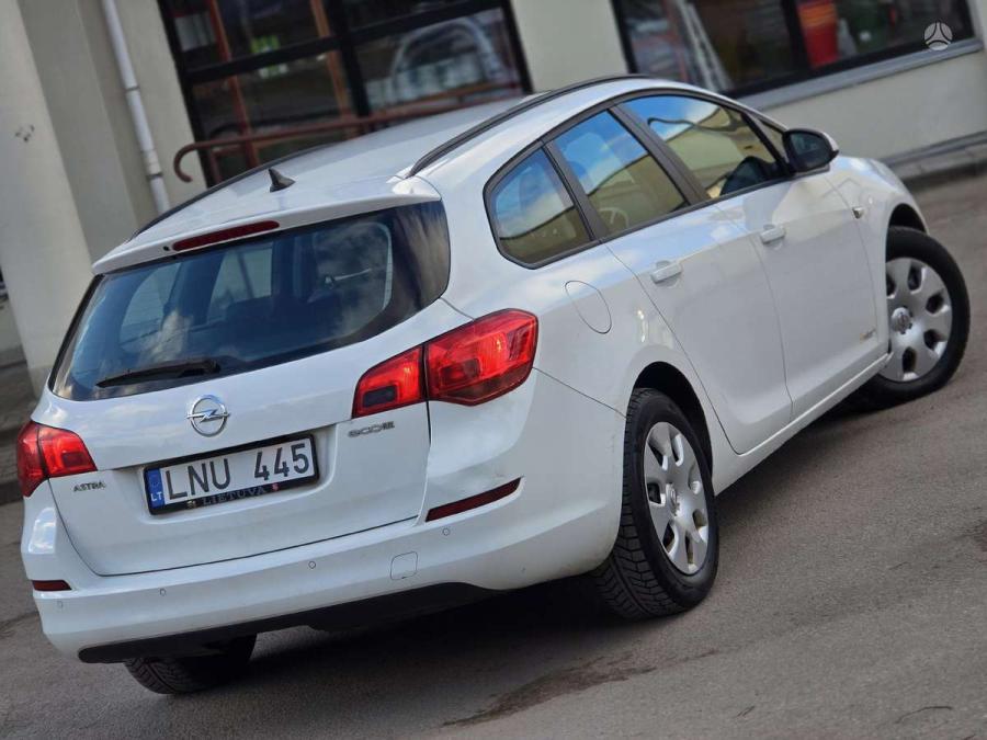 White Opel Astra 2012 in Radviliskis, with an engine capacity of 1.69 L and mileage of 285 thousand km for 2250 €, photo 11 on AUTOMOTO.COM.LV