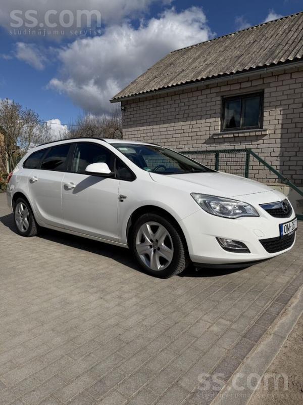 White Opel Astra 2012 in Bauska, with an engine capacity of 1.70 L and mileage of 188 thousand km for 3999 €, photo 2 on AUTOMOTO.COM.LV