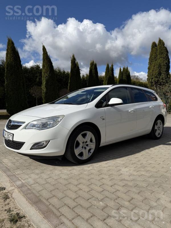 White Opel Astra 2012 in Bauska, with an engine capacity of 1.70 L and mileage of 188 thousand km for 3999 €, photo 3 on AUTOMOTO.COM.LV