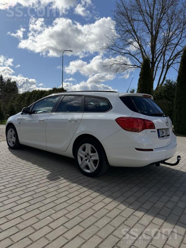 White Opel Astra 2012 in Bauska, with an engine capacity of 1.70 L and mileage of 188 thousand km for 3999 €, photo 4 on AUTOMOTO.COM.LV