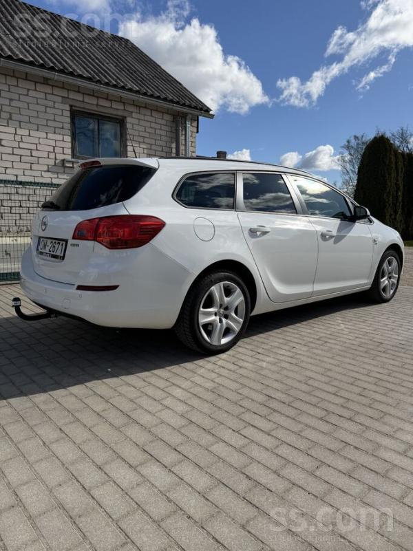 White Opel Astra 2012 in Bauska, with an engine capacity of 1.70 L and mileage of 188 thousand km for 3999 €, photo 5 on AUTOMOTO.COM.LV