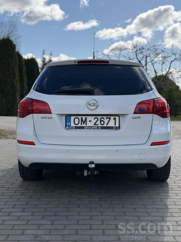 White Opel Astra 2012 in Bauska, with an engine capacity of 1.70 L and mileage of 188 thousand km for 3999 €, photo 6 on AUTOMOTO.COM.LV
