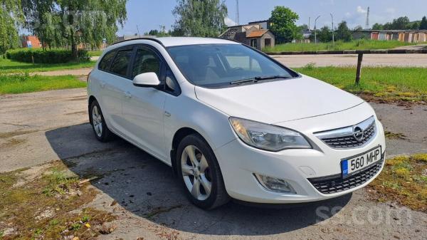 White Opel Astra 2012 in Aizkraukle, with an engine capacity of 1.70 L and mileage of 269 thousand km for 3300 €, photo 2 on AUTOMOTO.COM.LV
