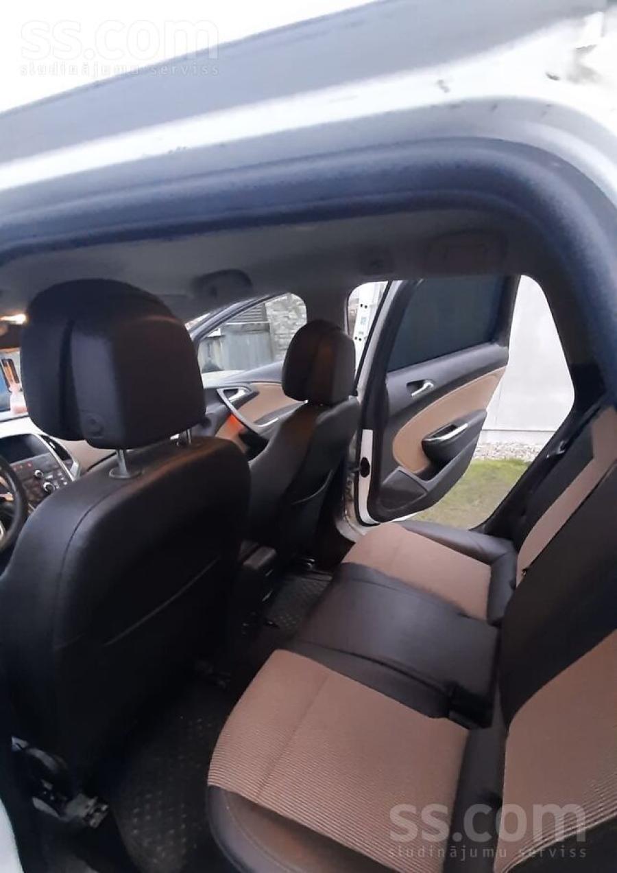 White Opel Astra 2012 in Jurmala, with an engine capacity of 1.60 L and mileage of 233 thousand km for 4100 €, photo 3 on AUTOMOTO.COM.LV