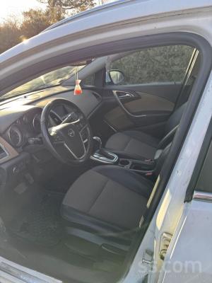 White Opel Astra 2012 in Jurmala, with an engine capacity of 1.60 L and mileage of 233 thousand km for 4100 €, photo 5 on AUTOMOTO.COM.LV