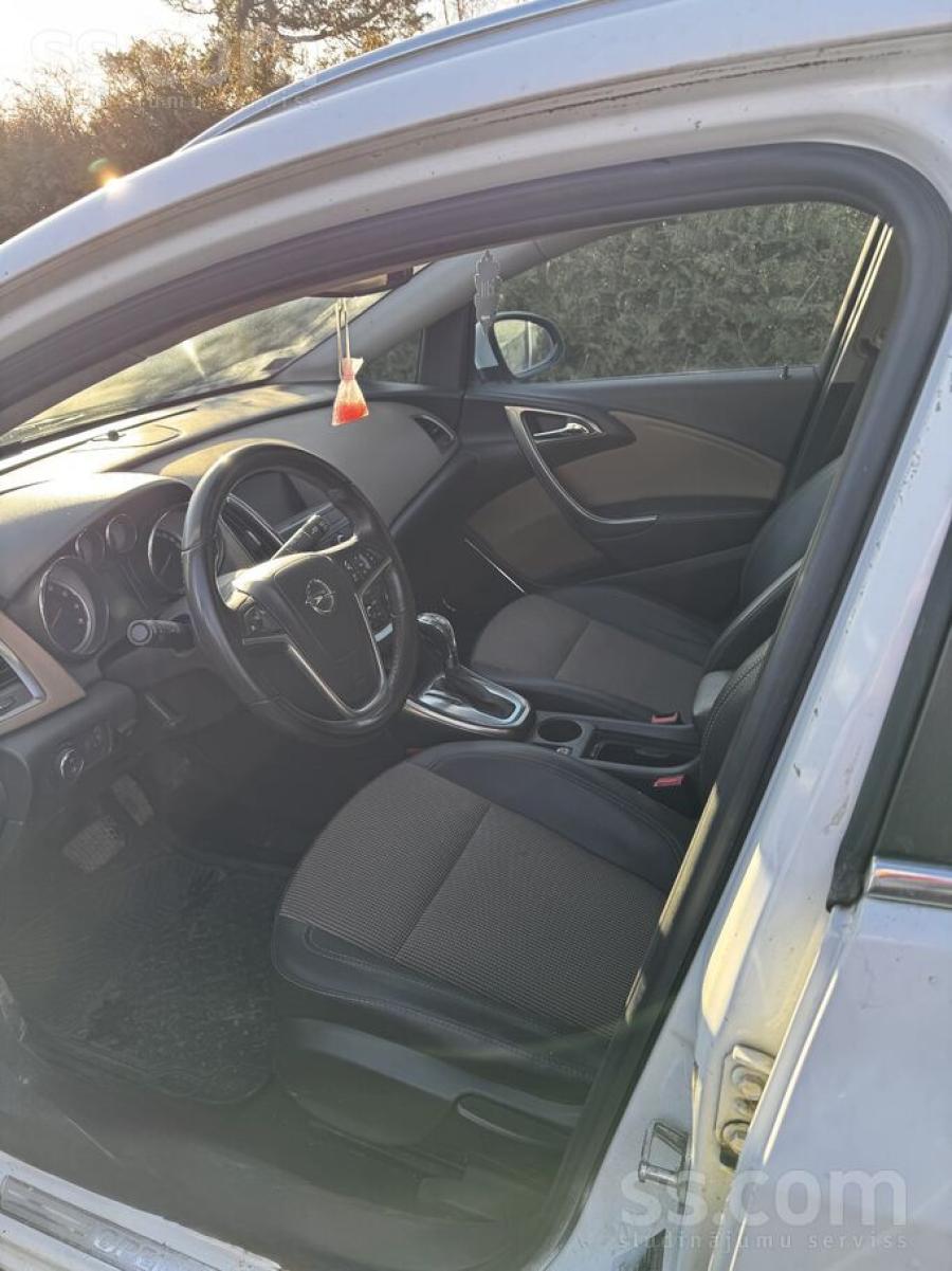 White Opel Astra 2012 in Jurmala, with an engine capacity of 1.60 L and mileage of 233 thousand km for 4100 €, photo 5 on AUTOMOTO.COM.LV