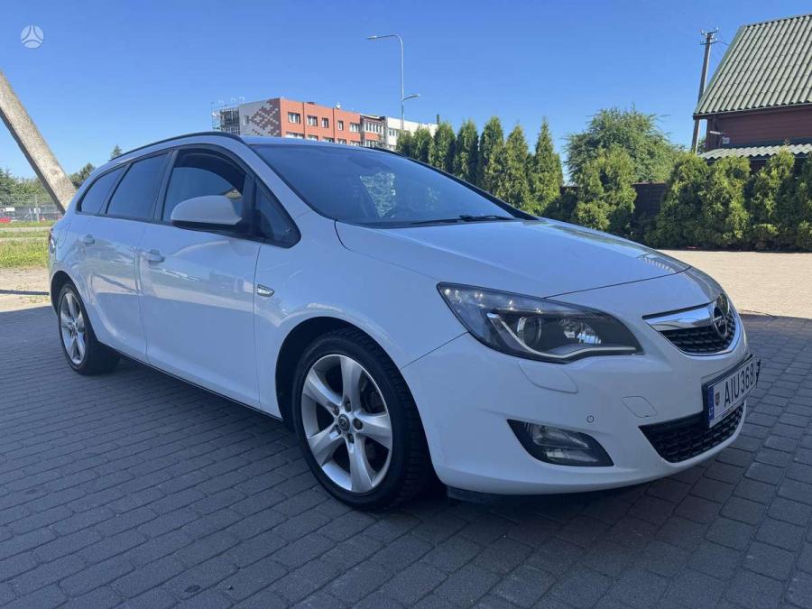 White Opel Astra 2012 in Kretinga, with an engine capacity of 1.96 L and mileage of 339 thousand km for 3495 €, photo 1 on AUTOMOTO.COM.LV