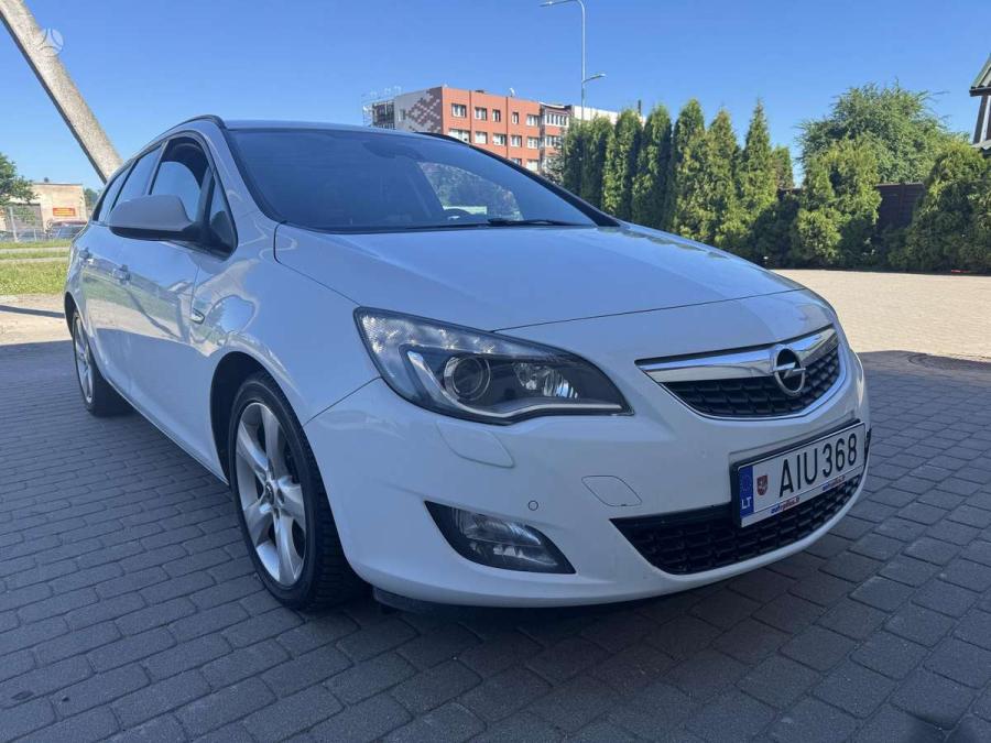 White Opel Astra 2012 in Kretinga, with an engine capacity of 1.96 L and mileage of 339 thousand km for 3495 €, photo 3 on AUTOMOTO.COM.LV