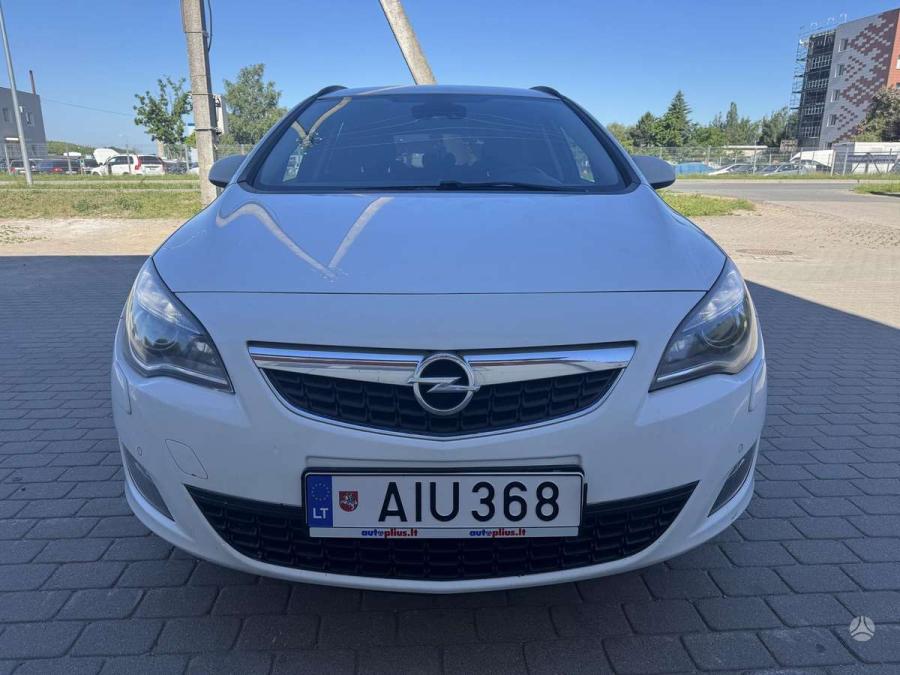 White Opel Astra 2012 in Kretinga, with an engine capacity of 1.96 L and mileage of 339 thousand km for 3495 €, photo 4 on AUTOMOTO.COM.LV