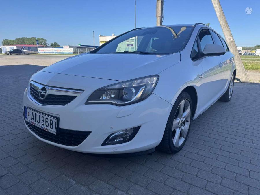 White Opel Astra 2012 in Kretinga, with an engine capacity of 1.96 L and mileage of 339 thousand km for 3495 €, photo 5 on AUTOMOTO.COM.LV