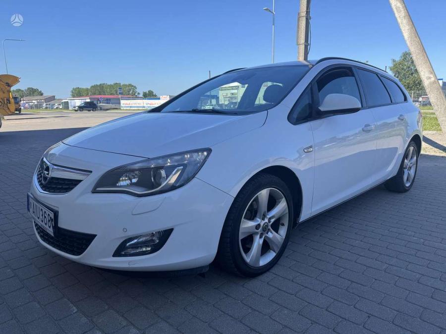 White Opel Astra 2012 in Kretinga, with an engine capacity of 1.96 L and mileage of 339 thousand km for 3495 €, photo 6 on AUTOMOTO.COM.LV