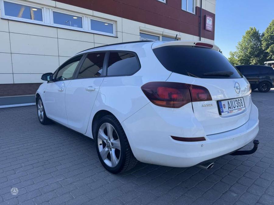 White Opel Astra 2012 in Kretinga, with an engine capacity of 1.96 L and mileage of 339 thousand km for 3495 €, photo 7 on AUTOMOTO.COM.LV