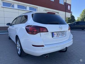 White Opel Astra 2012 in Kretinga, with an engine capacity of 1.96 L and mileage of 339 thousand km for 3495 €, photo 8 on AUTOMOTO.COM.LV