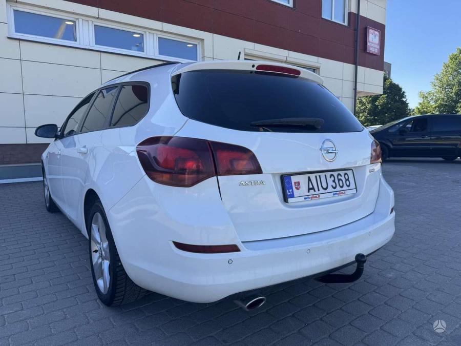 White Opel Astra 2012 in Kretinga, with an engine capacity of 1.96 L and mileage of 339 thousand km for 3495 €, photo 8 on AUTOMOTO.COM.LV