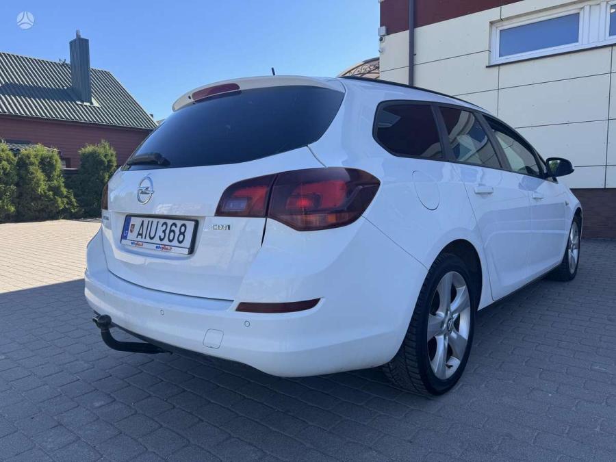 White Opel Astra 2012 in Kretinga, with an engine capacity of 1.96 L and mileage of 339 thousand km for 3495 €, photo 10 on AUTOMOTO.COM.LV