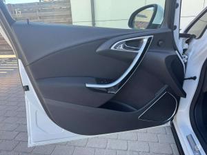 White Opel Astra 2012 in Kretinga, with an engine capacity of 1.96 L and mileage of 339 thousand km for 3495 €, photo 12 on AUTOMOTO.COM.LV