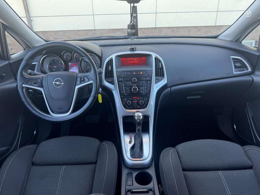 White Opel Astra 2012 in Kretinga, with an engine capacity of 1.96 L and mileage of 339 thousand km for 3495 €, photo 16 on AUTOMOTO.COM.LV