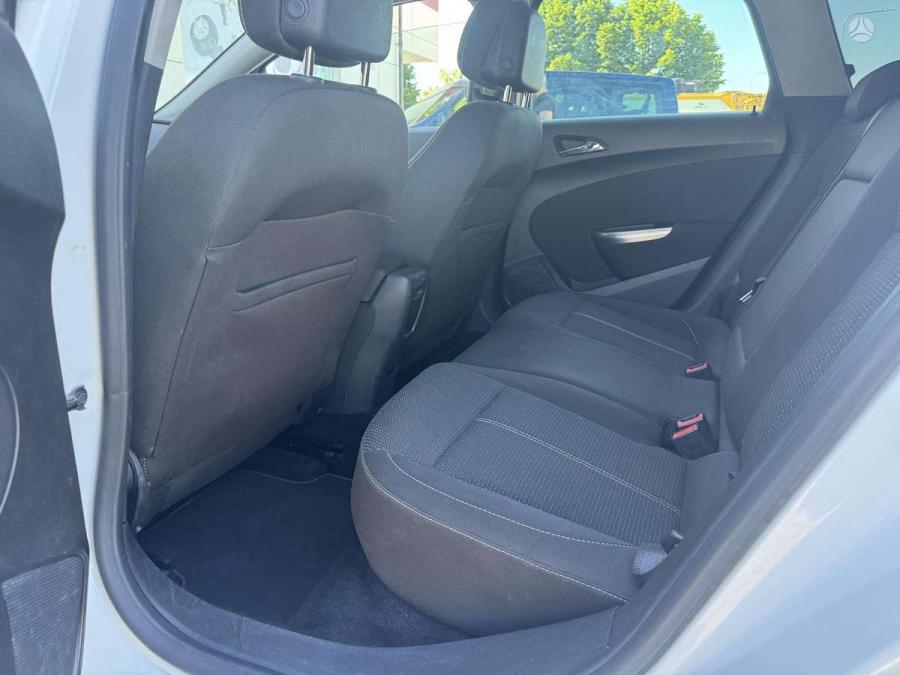 White Opel Astra 2012 in Kretinga, with an engine capacity of 1.96 L and mileage of 339 thousand km for 3495 €, photo 27 on AUTOMOTO.COM.LV