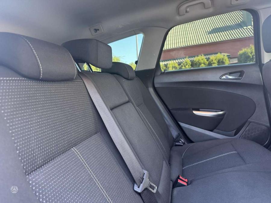 White Opel Astra 2012 in Kretinga, with an engine capacity of 1.96 L and mileage of 339 thousand km for 3495 €, photo 30 on AUTOMOTO.COM.LV