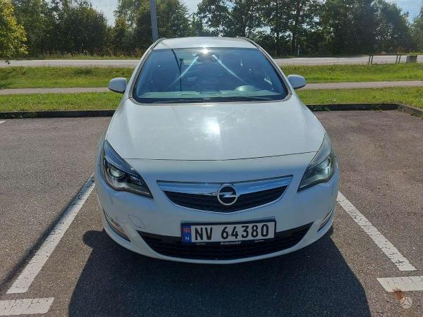 White Opel Astra 2012 in Ukmerge, with an engine capacity of 1.30 L and mileage of 154 thousand km for 1750 €, photo 3 on AUTOMOTO.COM.LV