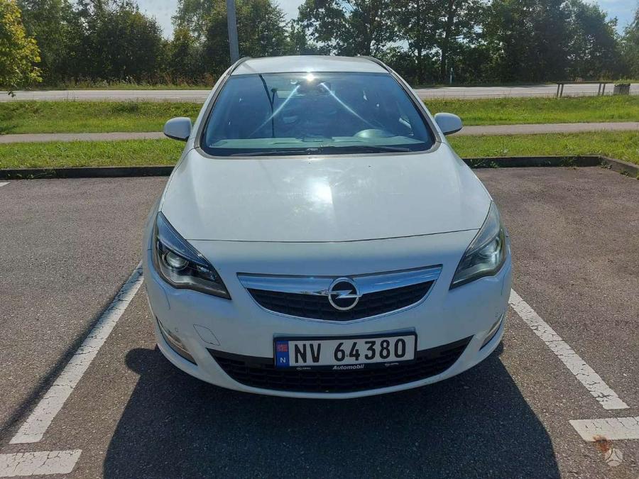 White Opel Astra 2012 in Ukmerge, with an engine capacity of 1.30 L and mileage of 154 thousand km for 1750 €, photo 3 on AUTOMOTO.COM.LV