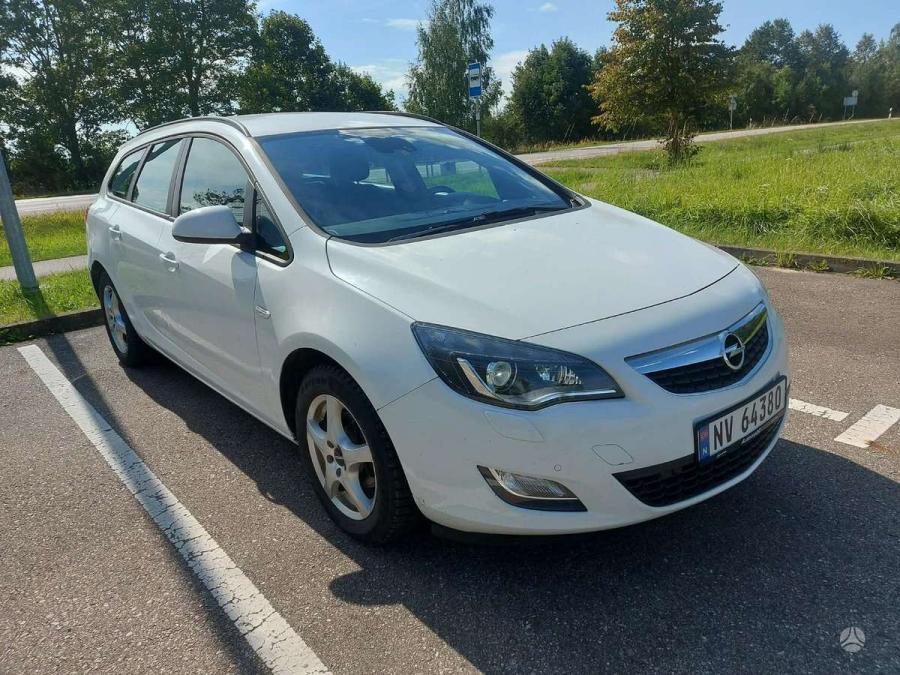 White Opel Astra 2012 in Ukmerge, with an engine capacity of 1.30 L and mileage of 154 thousand km for 1750 €, photo 4 on AUTOMOTO.COM.LV