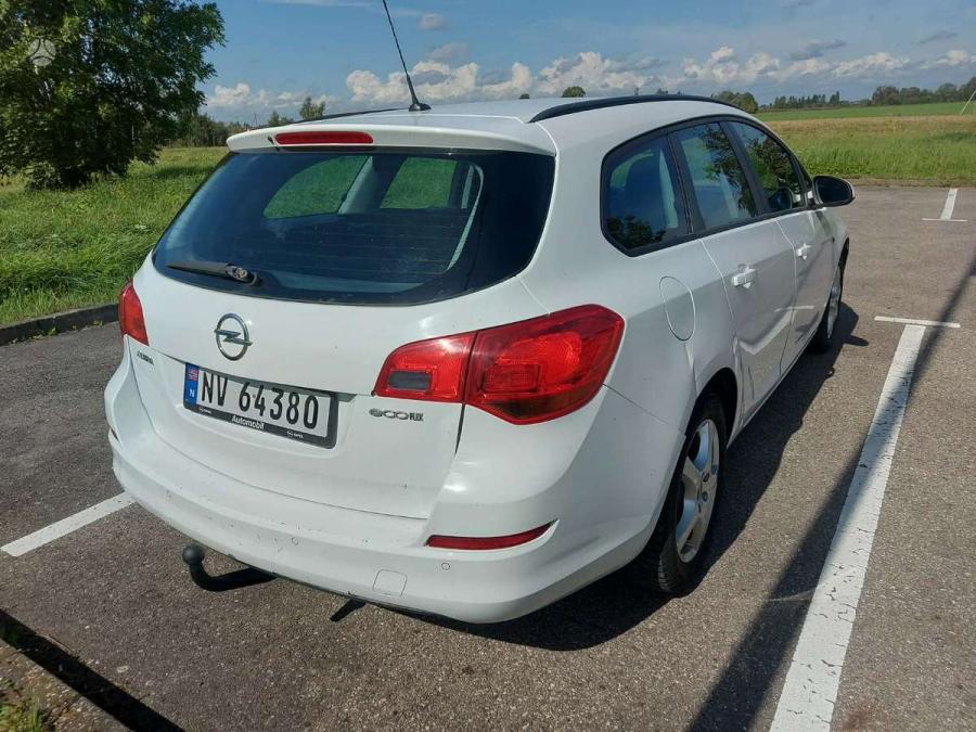 White Opel Astra 2012 in Ukmerge, with an engine capacity of 1.30 L and mileage of 154 thousand km for 1750 €, photo 5 on AUTOMOTO.COM.LV