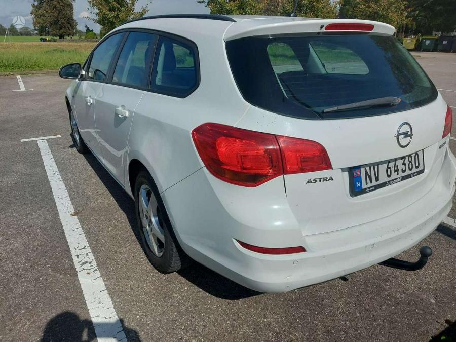 White Opel Astra 2012 in Ukmerge, with an engine capacity of 1.30 L and mileage of 154 thousand km for 1750 €, photo 6 on AUTOMOTO.COM.LV