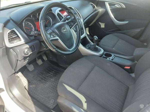 White Opel Astra 2012 in Ukmerge, with an engine capacity of 1.30 L and mileage of 154 thousand km for 1750 €, photo 7 on AUTOMOTO.COM.LV
