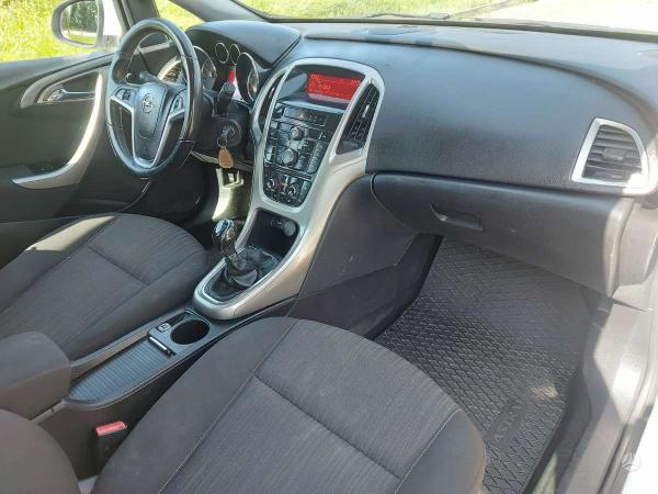 White Opel Astra 2012 in Ukmerge, with an engine capacity of 1.30 L and mileage of 154 thousand km for 1750 €, photo 8 on AUTOMOTO.COM.LV