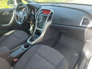 White Opel Astra 2012 in Ukmerge, with an engine capacity of 1.30 L and mileage of 154 thousand km for 1750 €, photo 8 on AUTOMOTO.COM.LV